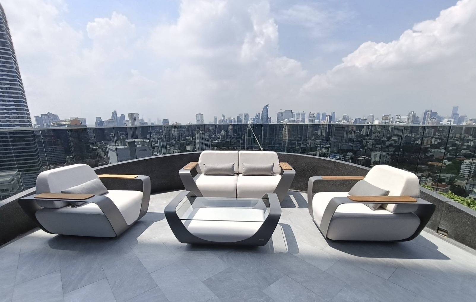 Best Outdoor Furniture for High-End Bars and Restaurants – HiSoLiving